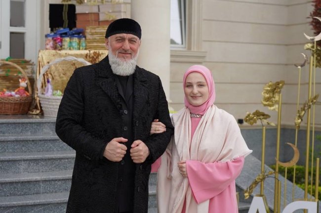 Делимханов пообещал Даванкову объяснить дресс-код для женщин в России