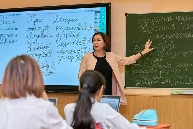 Учителям в России предложили повысить зарплату минимум до 100 тысяч рублей: Власть и Общество ...